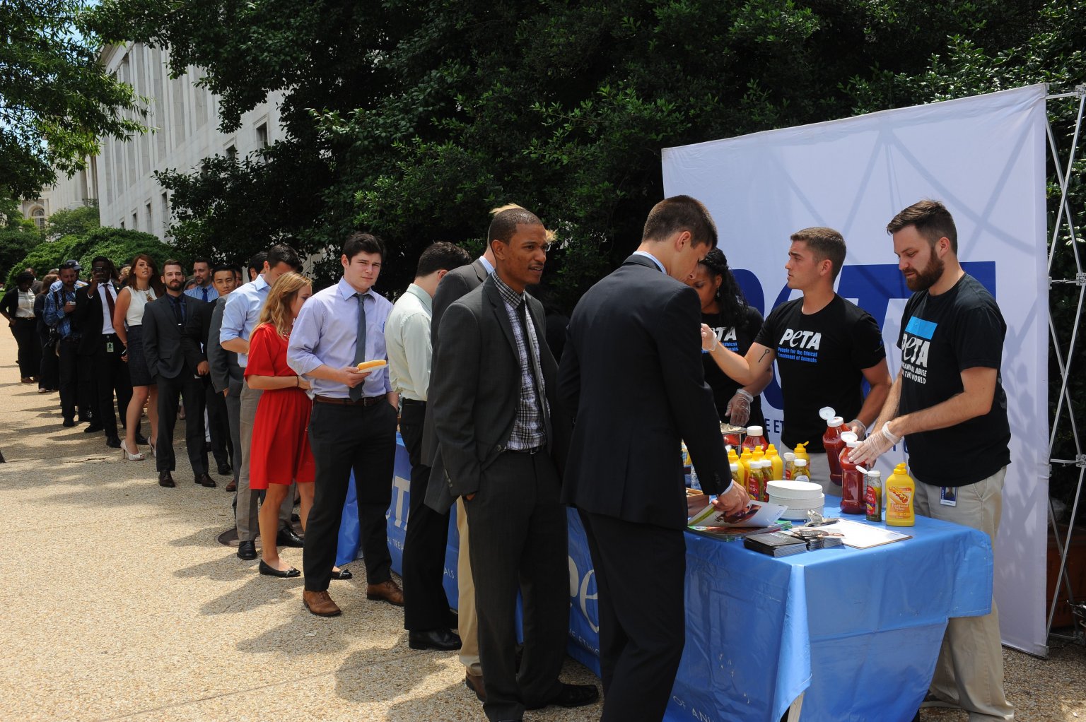 Our Congressional Veggie Dog Lunch Turns 25! | PETA