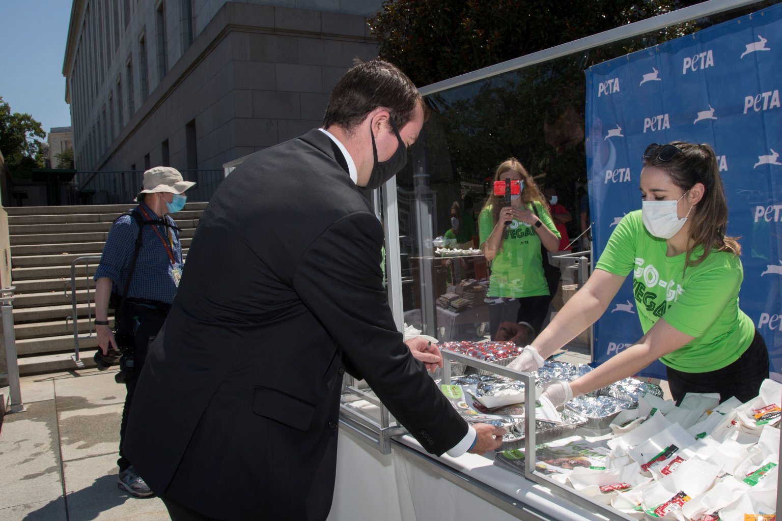 Our Congressional Veggie Dog Lunch Turns 25! | PETA