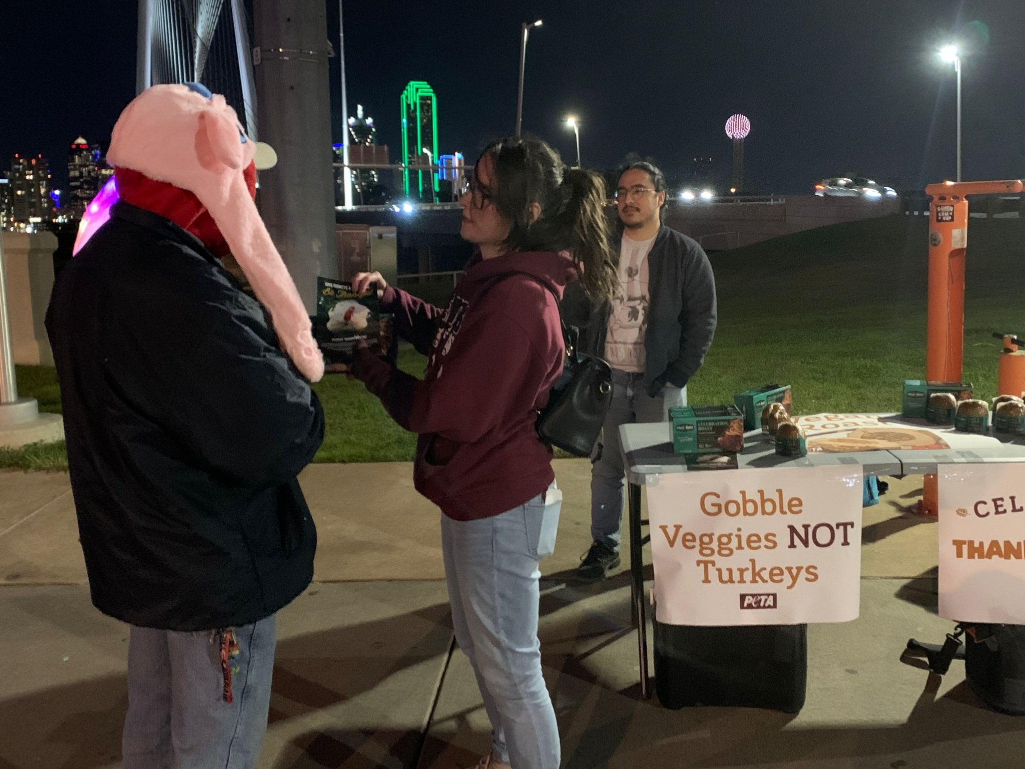 Photos: ThanksVegan! PETA to Hand Out Dozens of Turkey-Free Roasts | PETA